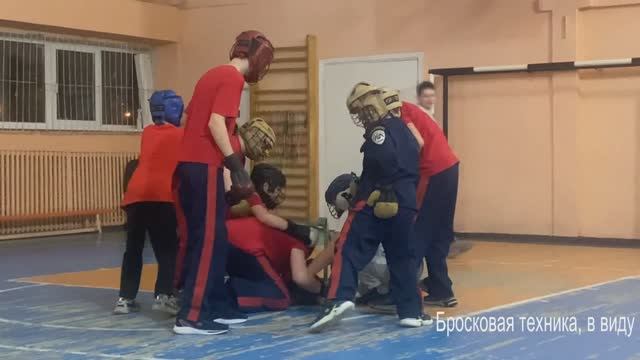 2025.01.15. Стенка на стенку с мячом в спортзале на тренировке у кулачных бойцов.