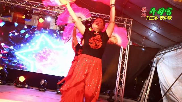 夜上海风情舞动—活力四射的扇子舞点燃不夜城！