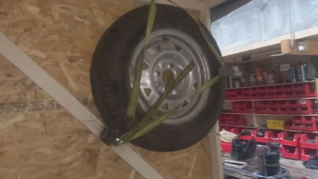 Место размещения запаски в крытом прицепе