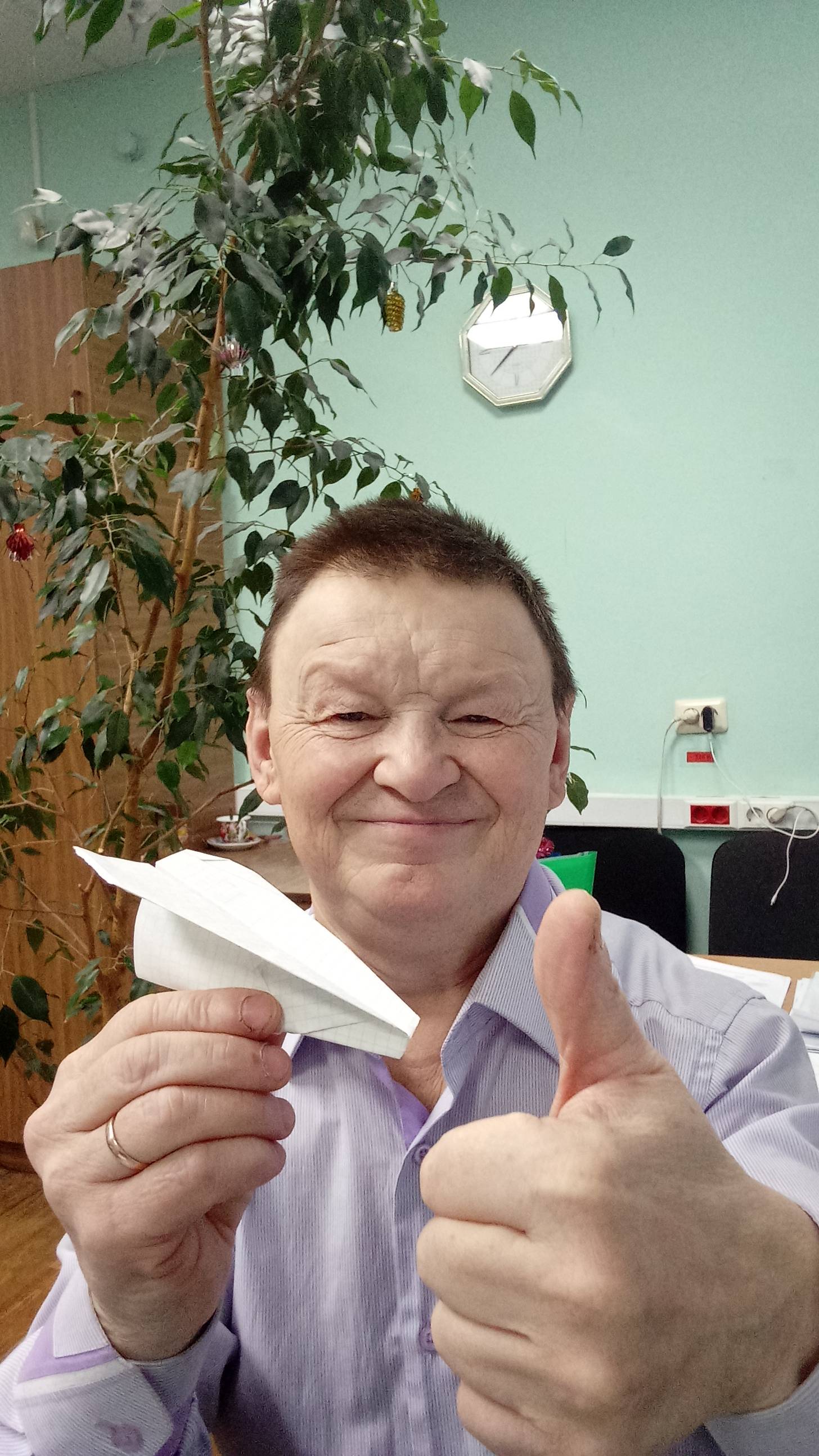 Бумажный самолёт из тетрадного листка.