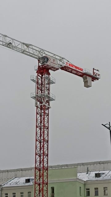Башенный кран RENTAKRAN на стройплощадке Москвы