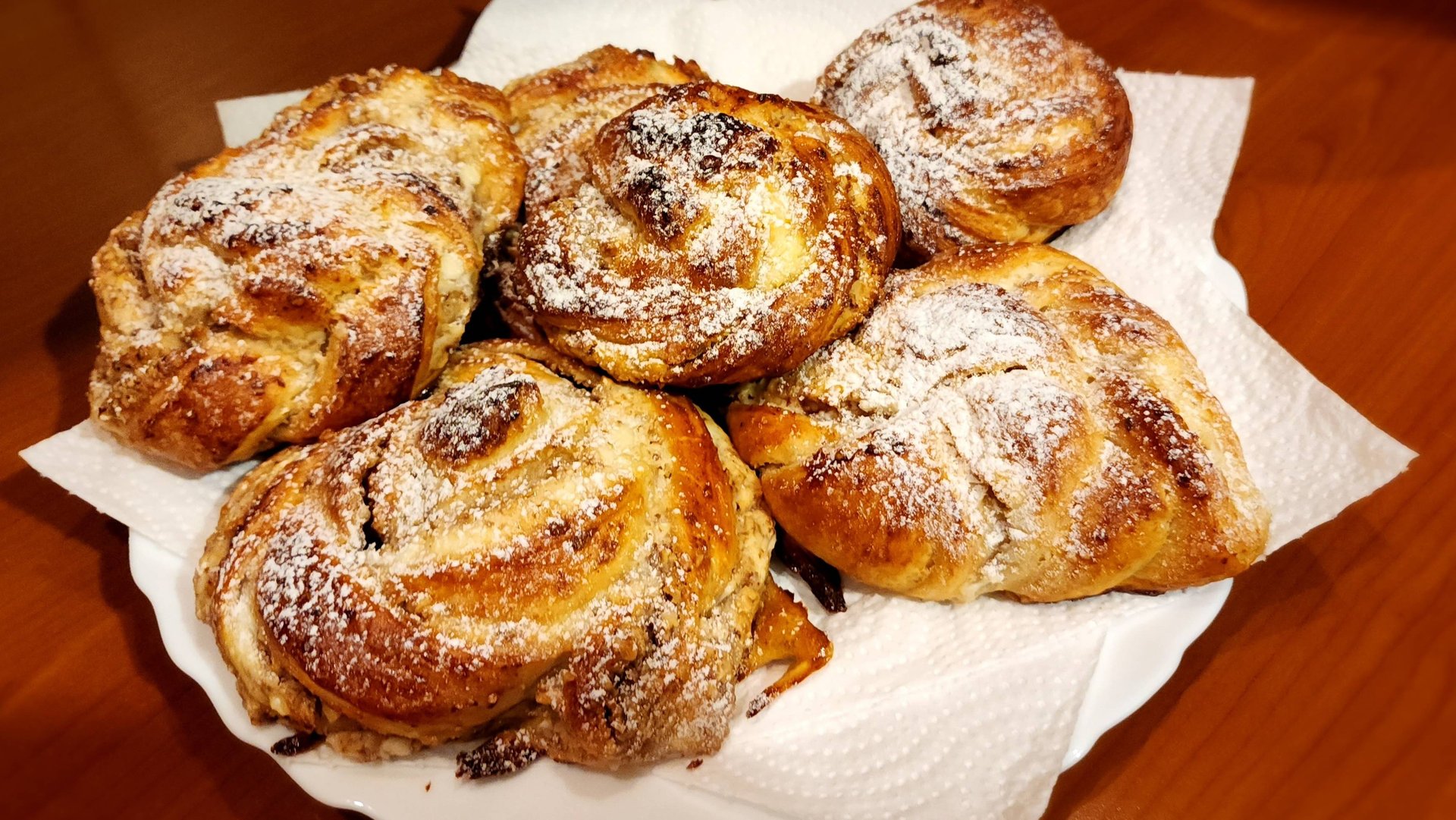 Булочки слоеные с грецким орехом и творогом