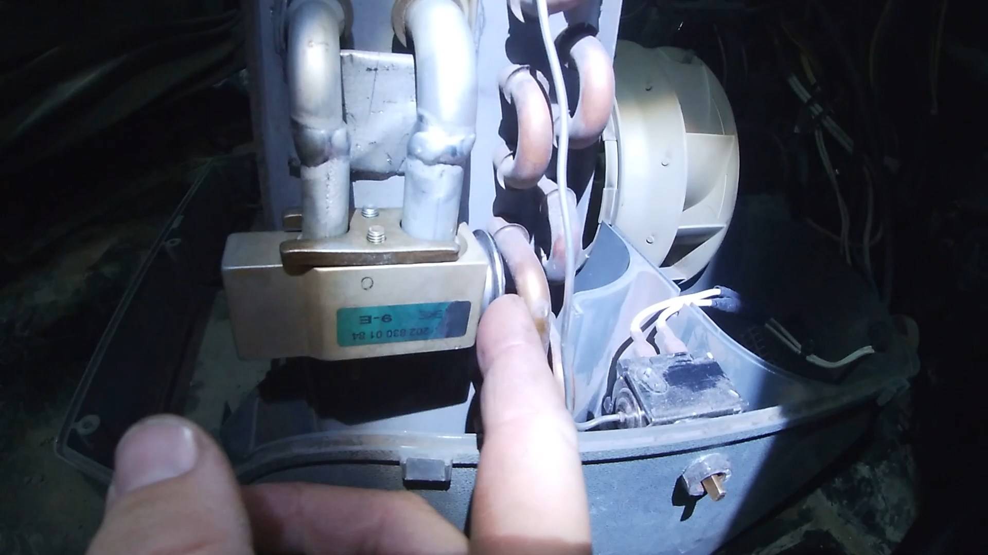 Шаг №6 ТРВ к испарителю кондиционера в Экскаваторе погрузчике