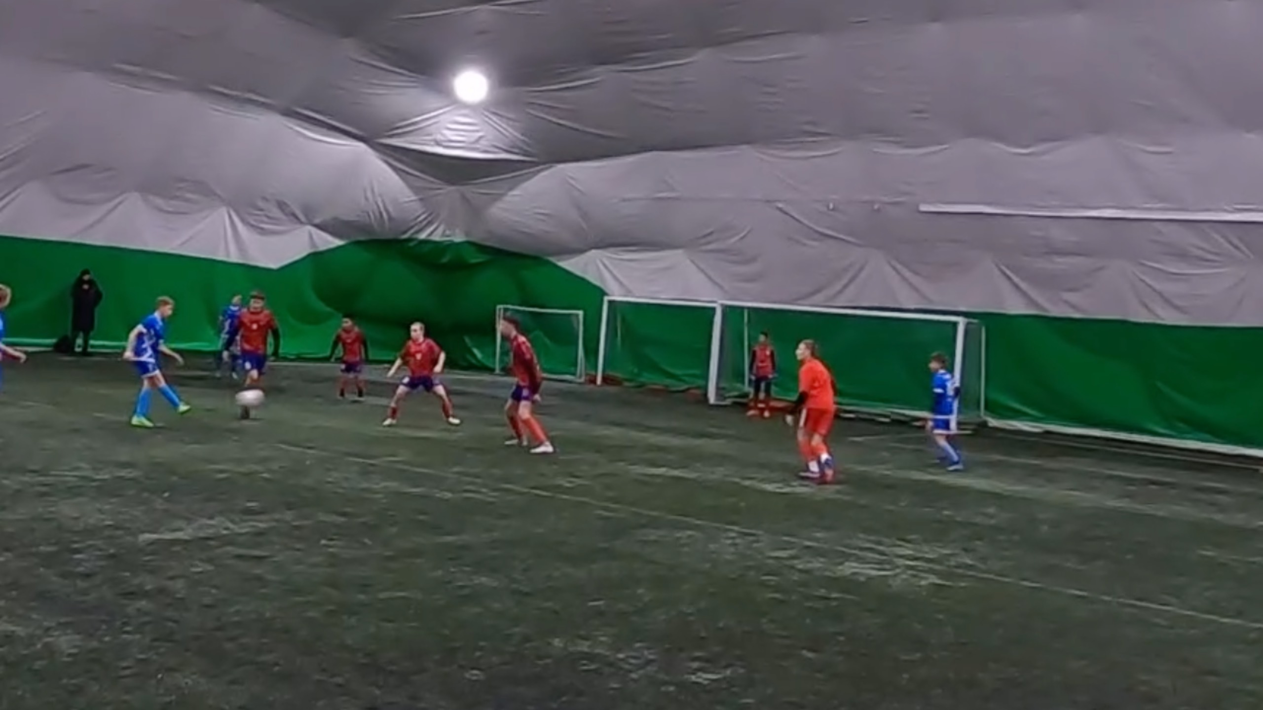 Голевая подсечкой между защитников