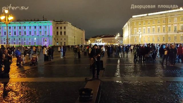 Китаец поëт у ëлки на Дворцовой площади Санкт-Петербурга  piter.su