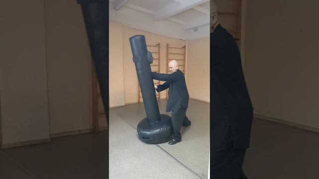 Практика "Облачные руки" на подушке для битья, дружески называемой "чёрный брат"🤣