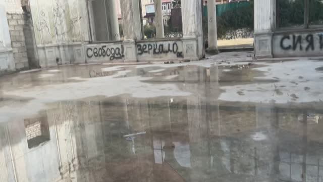 Я в Абхазии *показываю заброшку (станция)*