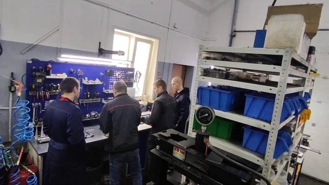 Группа на обучении ремонту рулевых реек | Восстановление, ремонт и замена рулевых реек