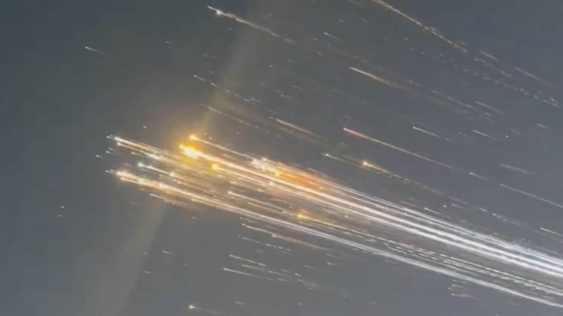 Обломки старшипа горят в атмосфере после взрыва / IFT-7