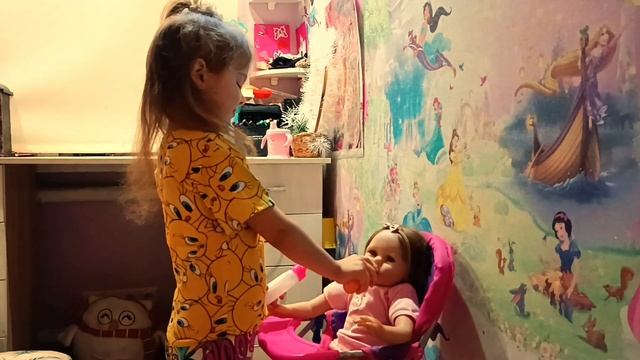 Лиза превратила сестру в куклу