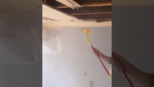 Демонтаж потолочного гипсокартона пятикрайней монтировкой выдергой