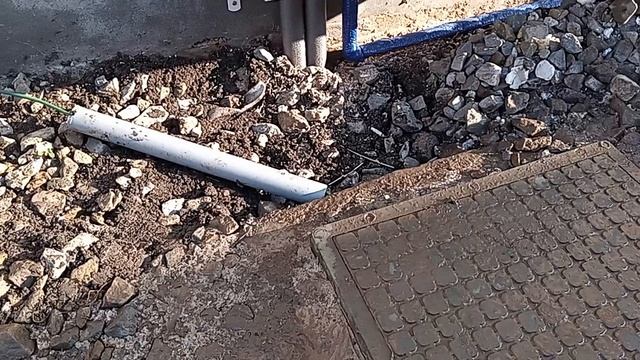 Установка системы снаружи дома на подвесе — очищает воду с большим количеством железа