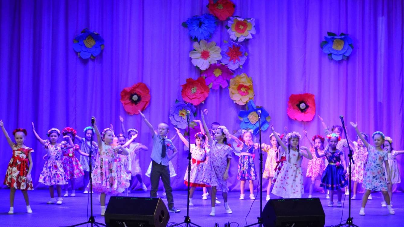 Танец Весна красна идёт и песенку поёт