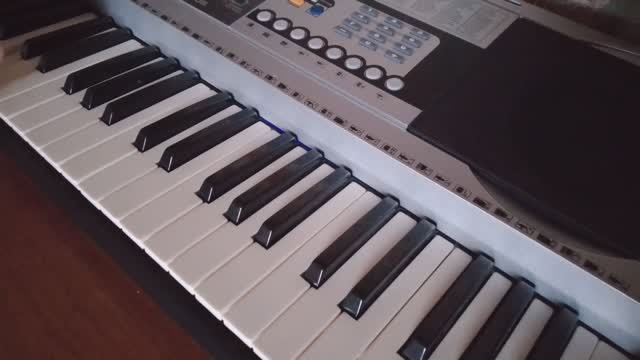 Играю красивую мелодию на синтезаторе.