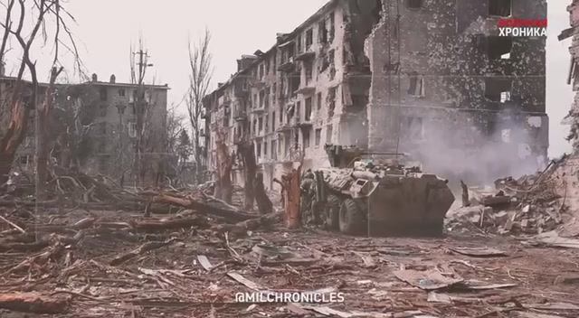 Штурмовики под прикрытием БТР-80А проходят улицу