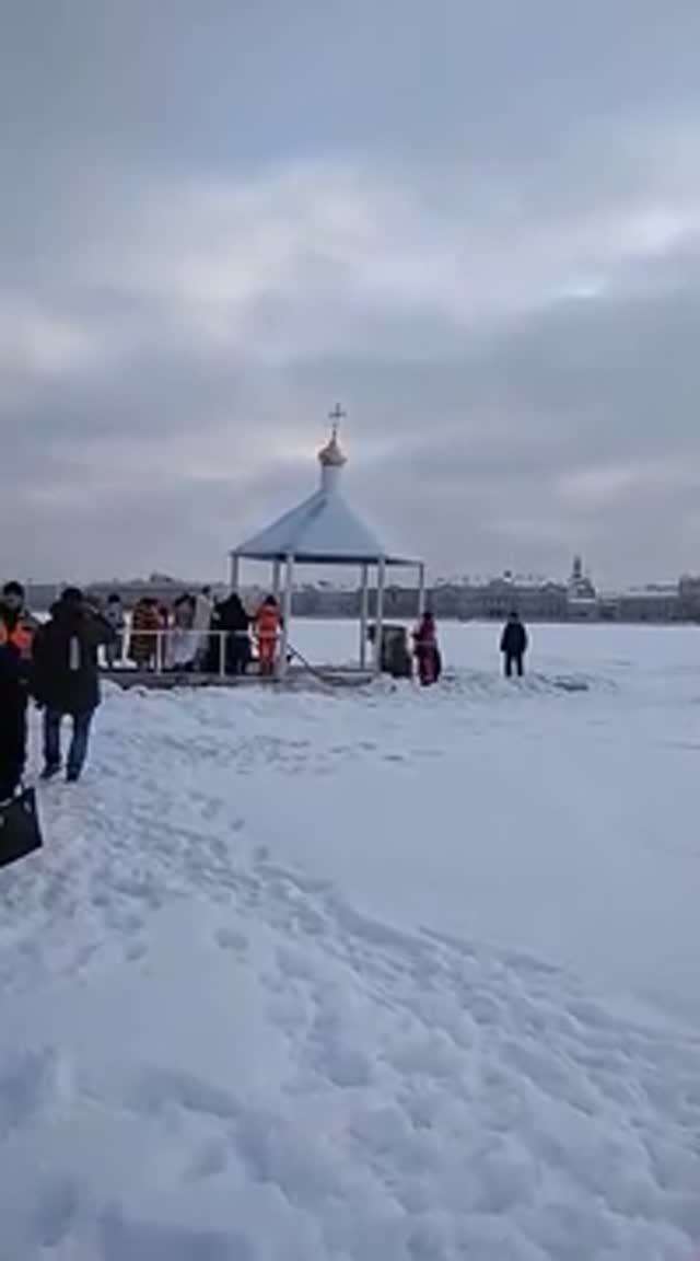 Крещенская купель на Неве в крещенский морозный день.