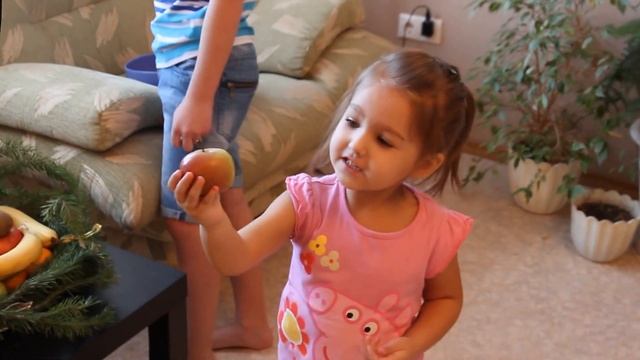 Алиса и Егор делают Новогоднее блюдо из фруктов. 2016 Новый Год.