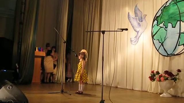 Ксюша читает стихи