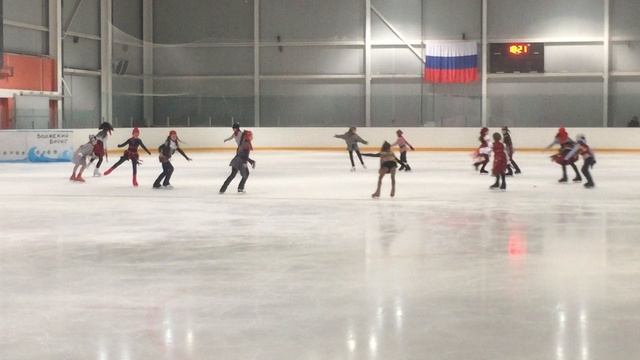 юные фигуристы празднуют Новый год