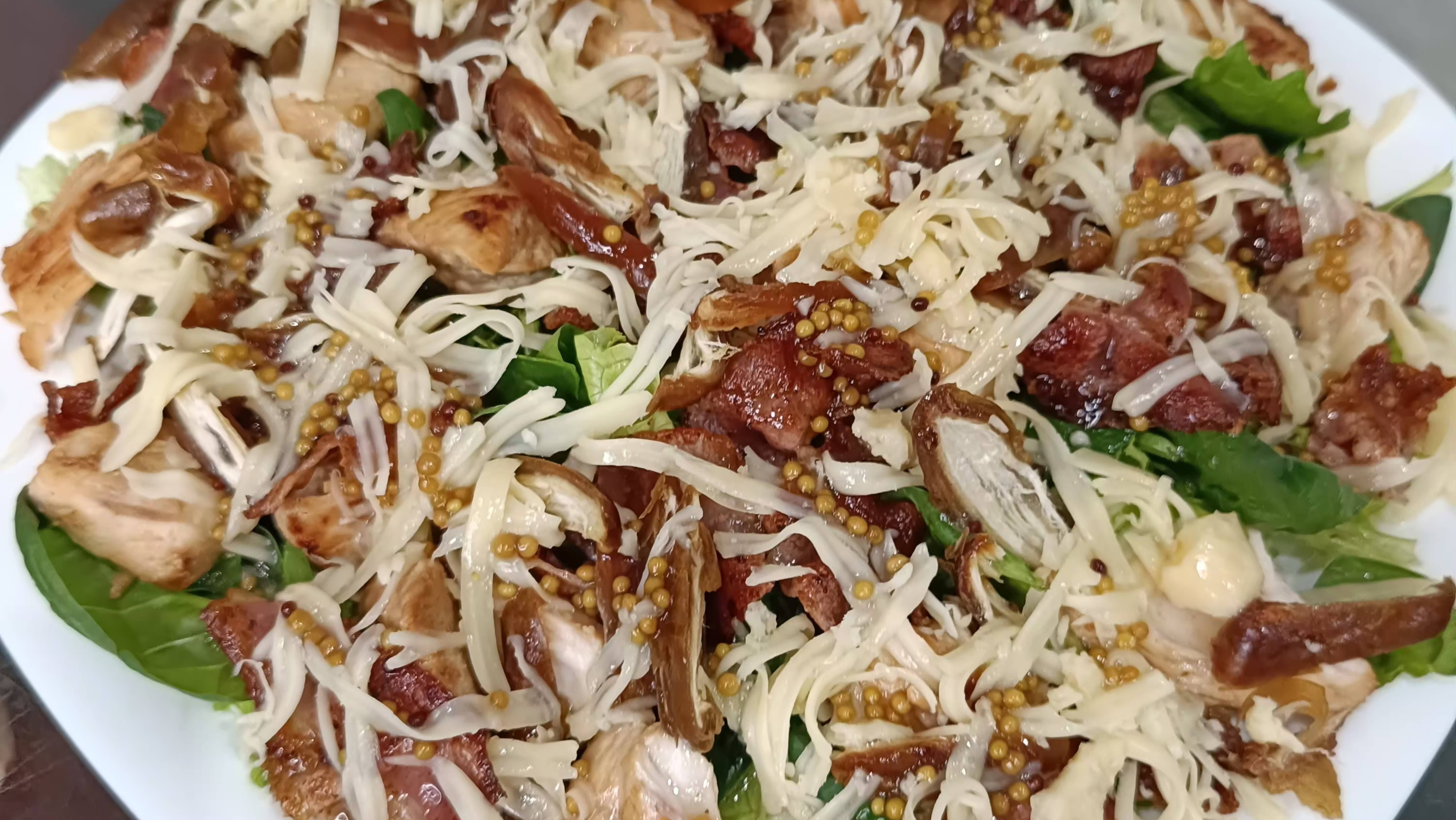 Салат с курицей, беконом и финиками