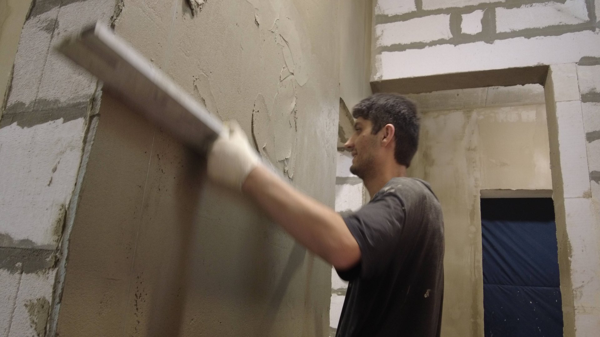 Как правильно оштукатурить стены квартиры, дома изнутри. Грунтовка, адгезионный обрызг, штукатурка