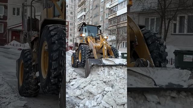 Очистили от снега муниципальный въезд, придомовую территорию и парковоки дома Дуси Ковальчук, 14.