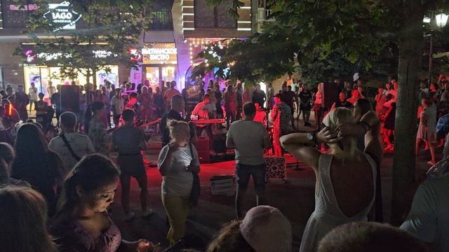 DRAPS Cover Band Анапа, фрагмент выступления на улице Горькова, дом 18 в Анапе у IAGO Rest & Club.