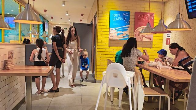 Анапа Додо Пицца на пересечении улиц Горького и Краснодарская в Анапе. Еда в Анапе. Пиццерия в Анапе