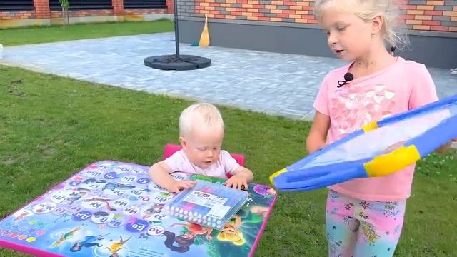 СОФИЯ УЧИТ МАЛЕНЬКУЮ НИКУ ВСЕМУ(Перезалив)