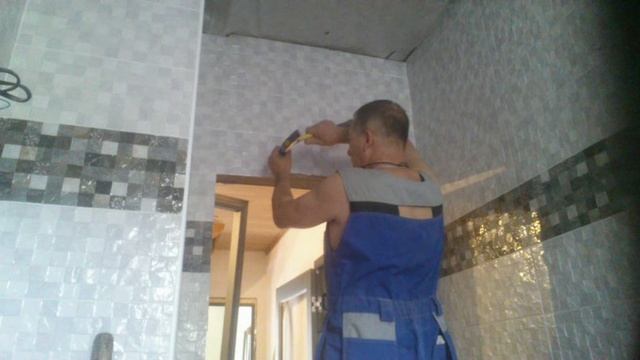 удаление выступающей в проем плитки в проеме.