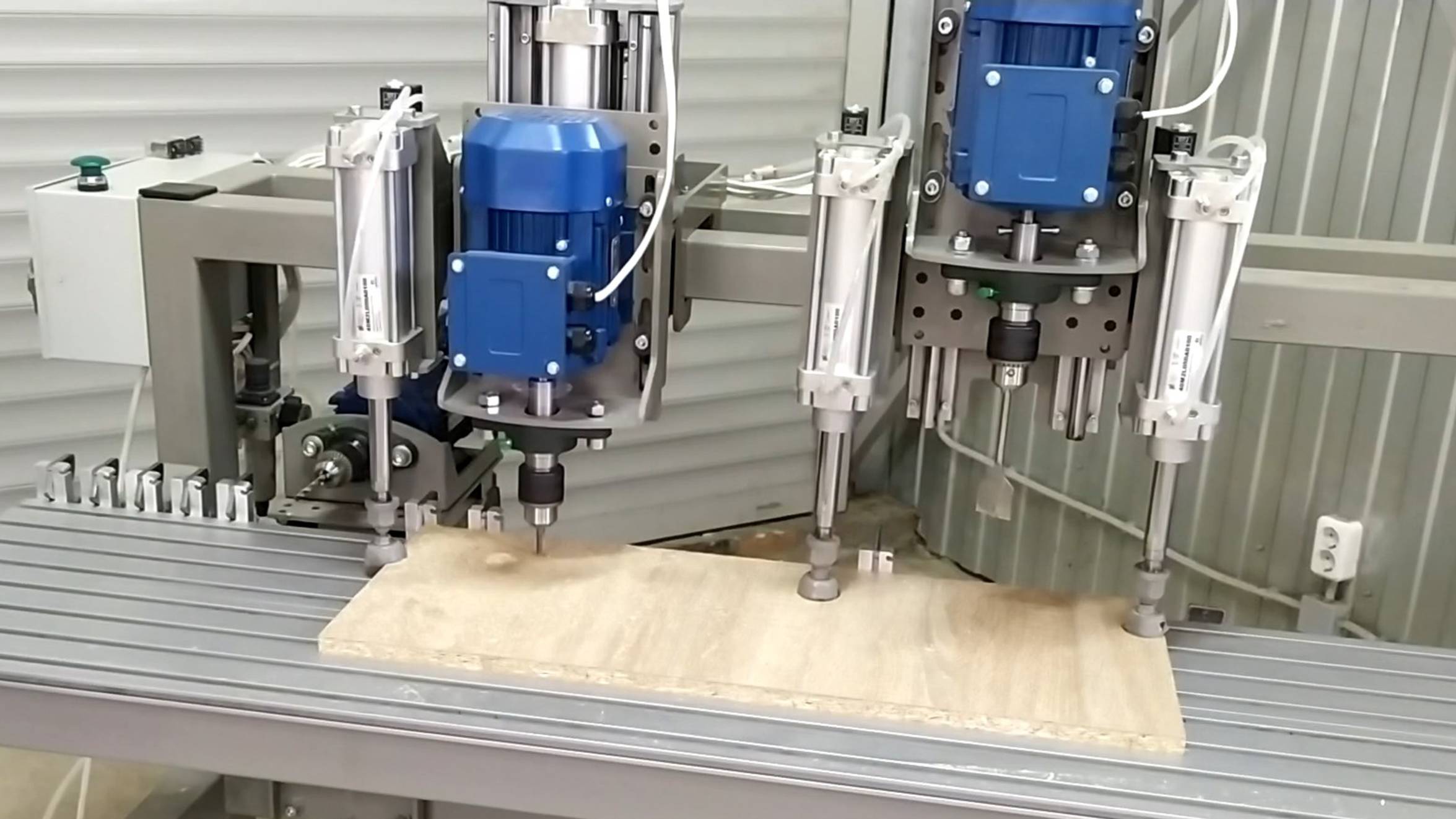 Сверлильный станок "Не зависимое сверление". Сверления с двух сторон. Три головы, два прижима, щит у