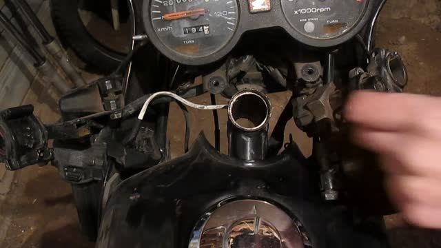 Замена подшипника рулевой колонки мотоцикла Honda CBX125 F.