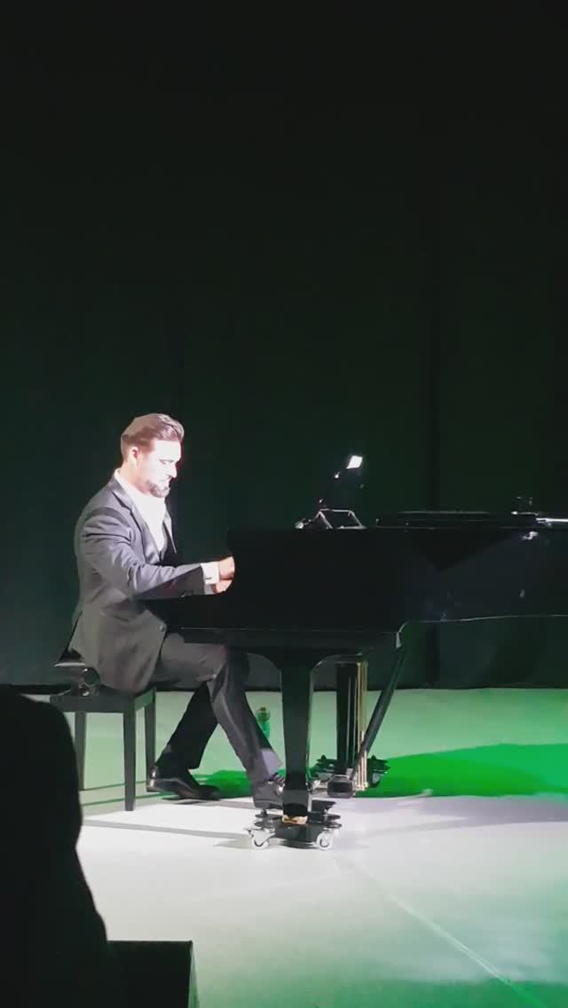 "Снег над Ленинградом". За роялем Петр Захаров. Видео канала Мой Петербург.