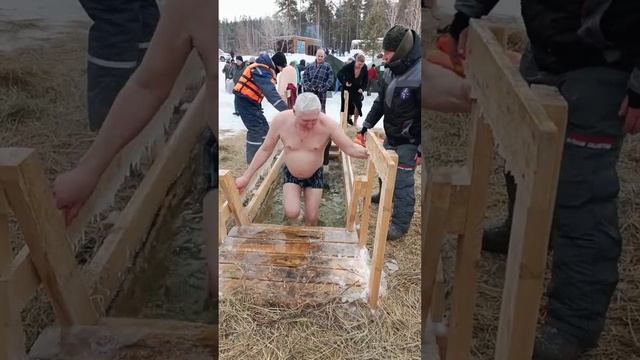 Крещенские купания  #крещение #зима #прорубь