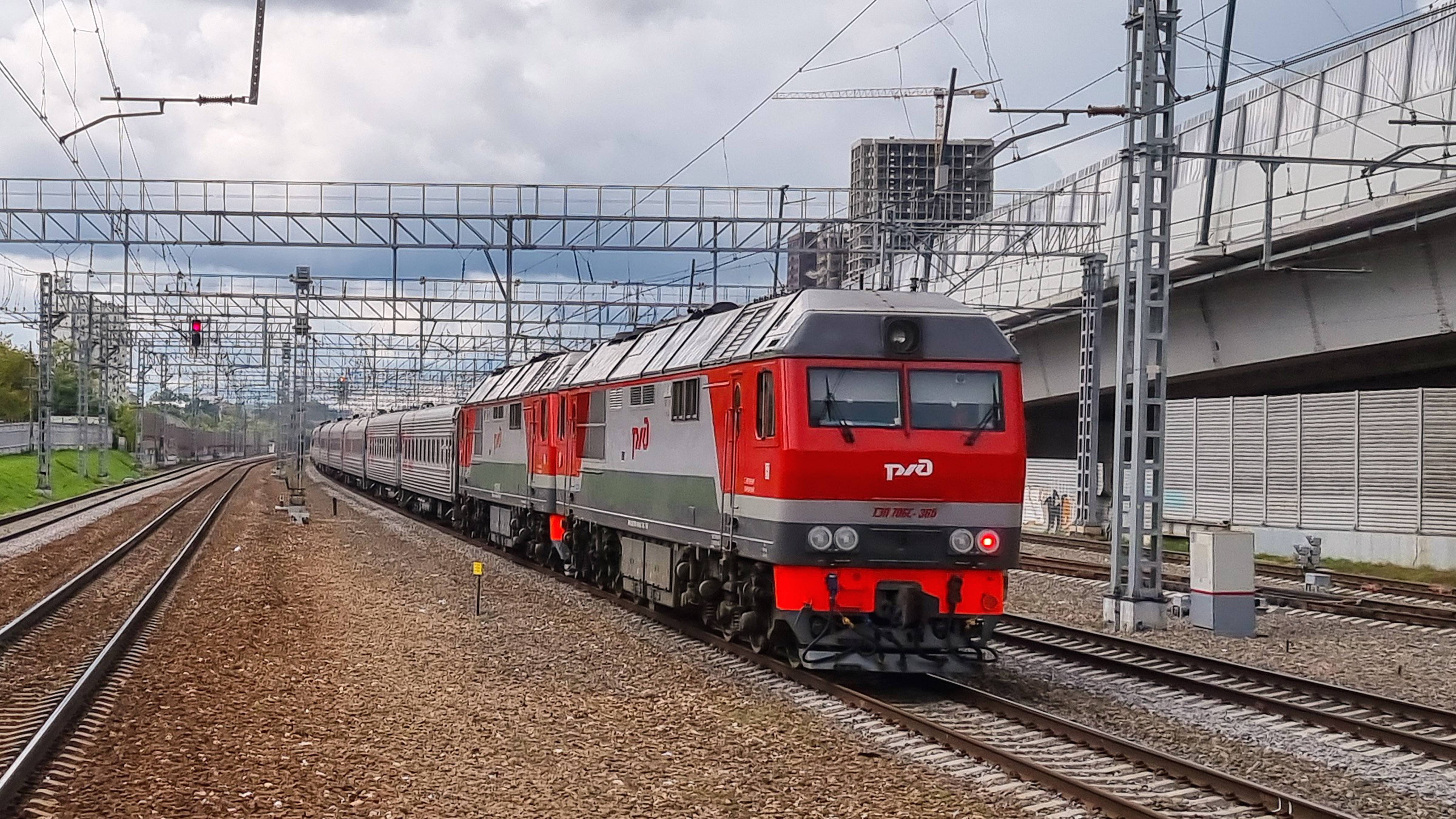 Тепловозы ТЭП70БС с поездом №113А/114А Санкт-Петербург — Адлер на ст. Кунцево-I
