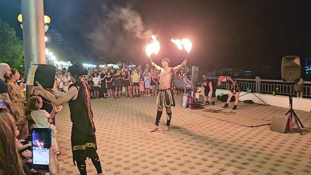 Анапа Огненное шоу на Набережной Анапы Fire Show. Анапа летом вечером. Уличное шоу с огнем в Анапе.
