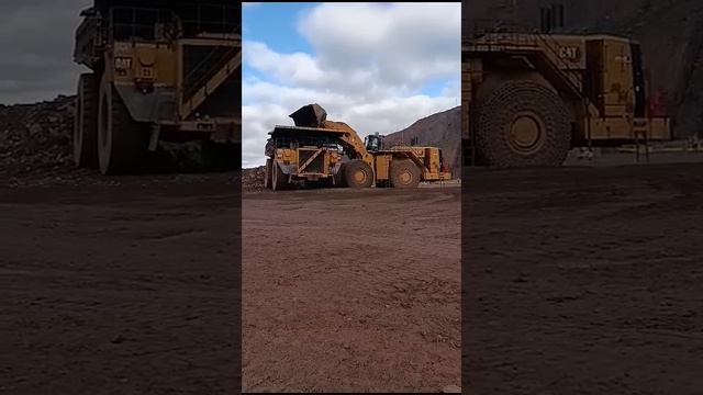 Добыча железной руды в карьере .