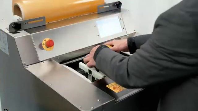 Упаковщик лотков в пищевую стретч плёнку