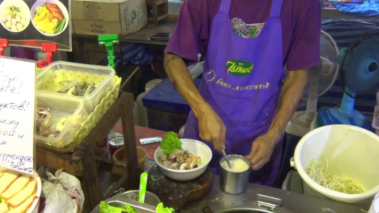 Очень вкусный суп Том Ям на рынке Malin Plaza недалеко от отеля