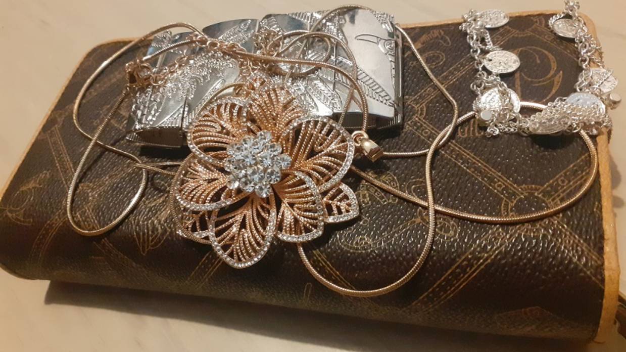 Ищем и находим сокровища среди говна и палок.