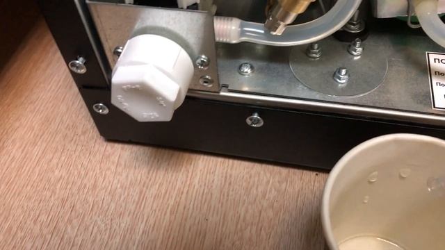 Слив бойлера торгового автомата Unicum Nero перед отправкой в холодное время года