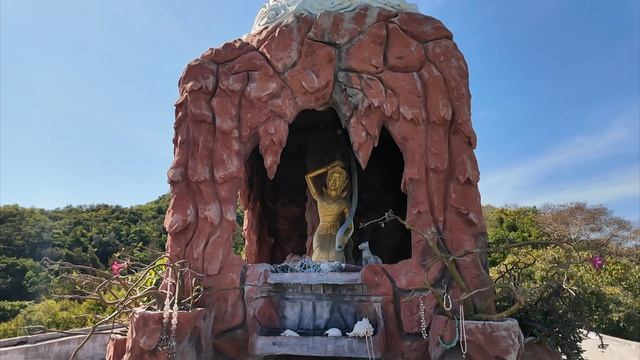 Подьем на гору к часовне самая высокая точка острова день третий.