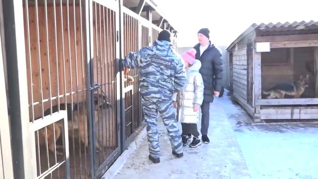 Акция «Елка желаний»:  юная жительница Черногорска стала гостьей кинологического подразделения
