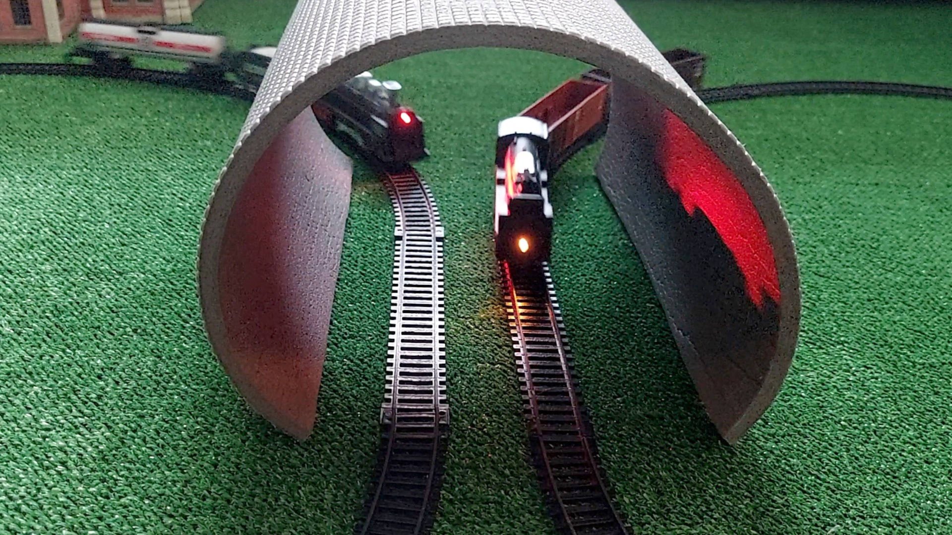 Игрушечные паровозики едут через тоннель / Видео про поезда игрушки для детей