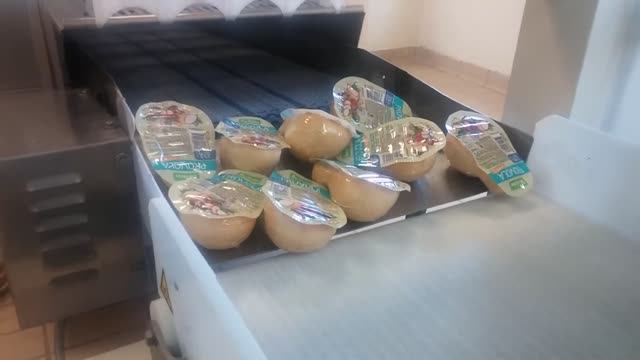 Термоформер Colimatic THERA 650 упаковка крупных сегментов сыра провола