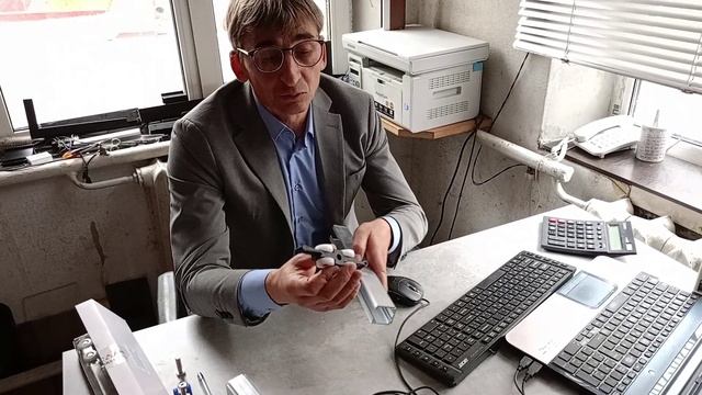 Рельсы и ролики для раздвижных дверей.