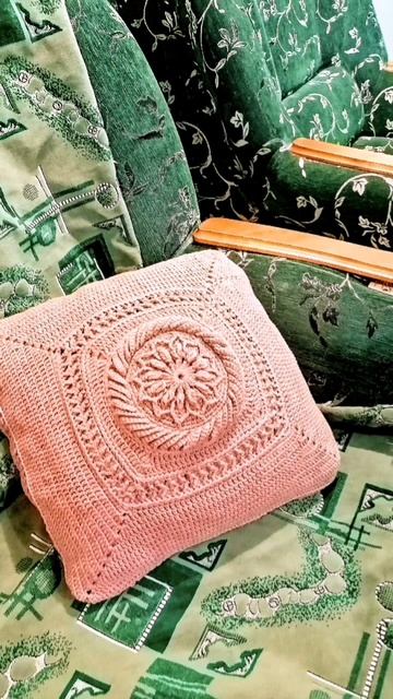 Элегантная накидка на подушку для вашего дома 🌺 #ручнаяработа #накидканаподушку #уютныйдом #интерье