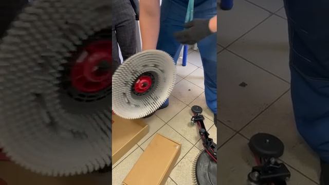 Окончание работы и комплектация щеток поломоечной машины Gadlee GT 50 (син