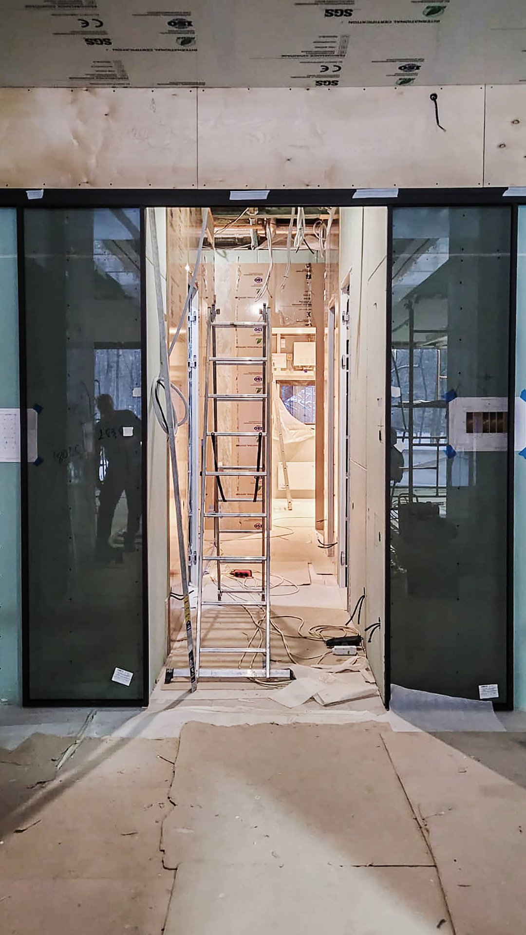 Перегородка раздвижная Слим, рал 8019. 2 полотна , без перемычек и ручек.