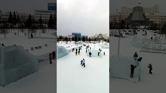 Катание с ледяной горки — одно из самых популярных зимних развлечений для детей